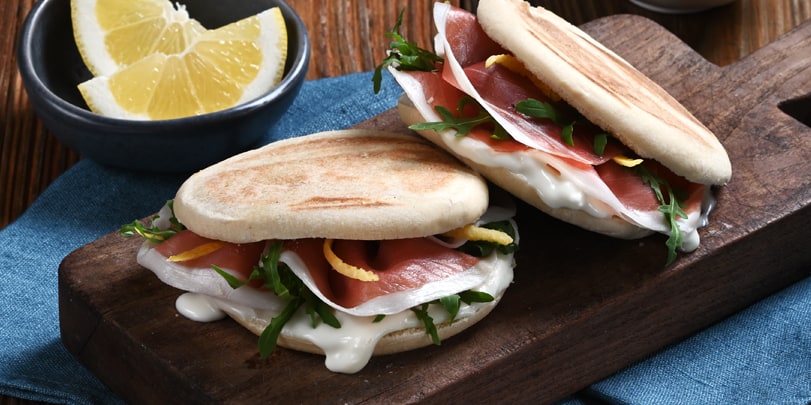 Tigella con prosciutto crudo, squacquerone e rucola | Negroni